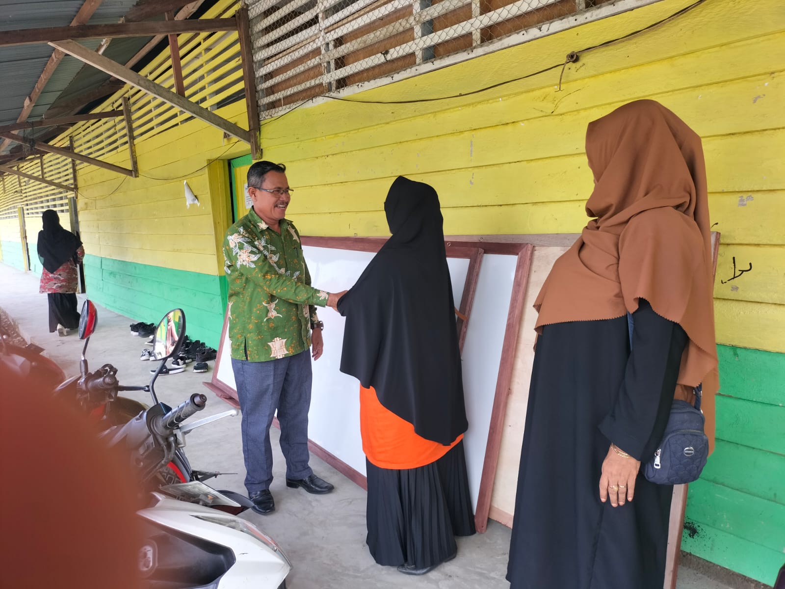 Penyerahan Sumbangan oleh drg. Rika Jamilah Israwati Lubis kepada MTsS Ashhabul Yamin Bakongan ...